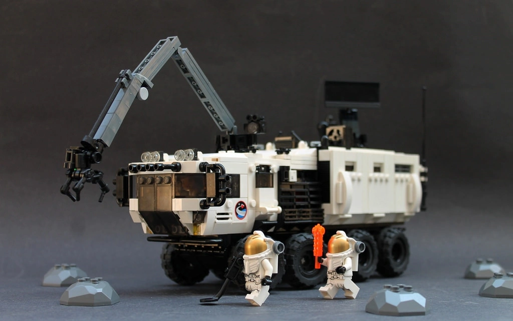 Sam Lucas - large-spehss-truhk-by-andrew-somers – Savee