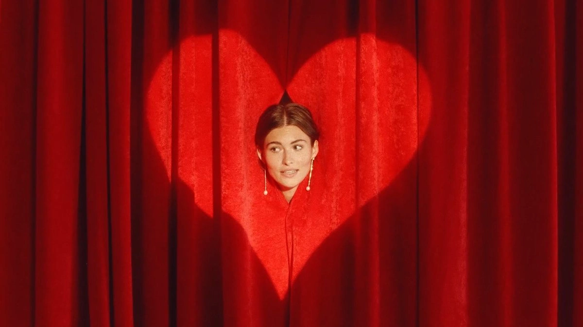 Manuella Martins - Victoria's Secret Brand – Stills | Frame Set – SAVEE